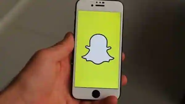 Snapchat Introduces AI Chatbot Powered by OpenAI's ChatGPT Snapchat Introduces AI Chatbot Powered by OpenAI's ChatGPT